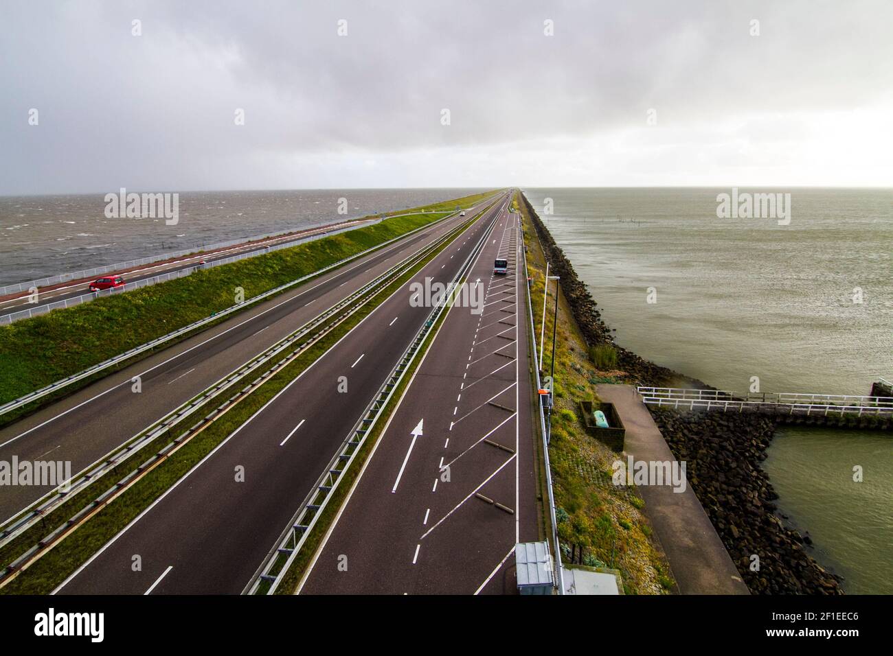 Autobahn A7 auf Afsluitdijk, einem Damm, der die Nordsee vom Ijsselmeer ...
