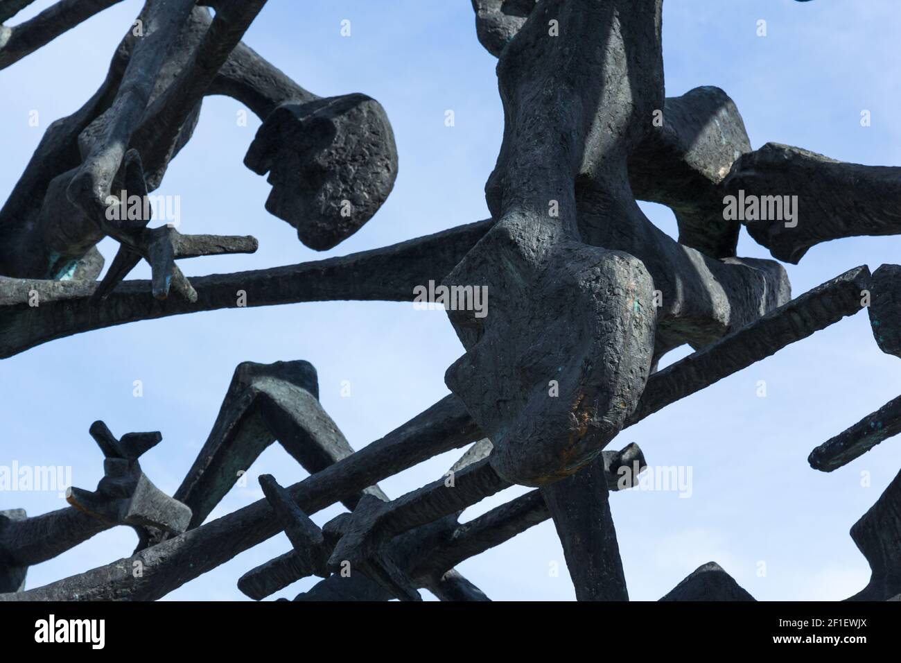 Gedenkskulptur von Skelettfiguren des jugoslawischen Künstlers Nandor ...