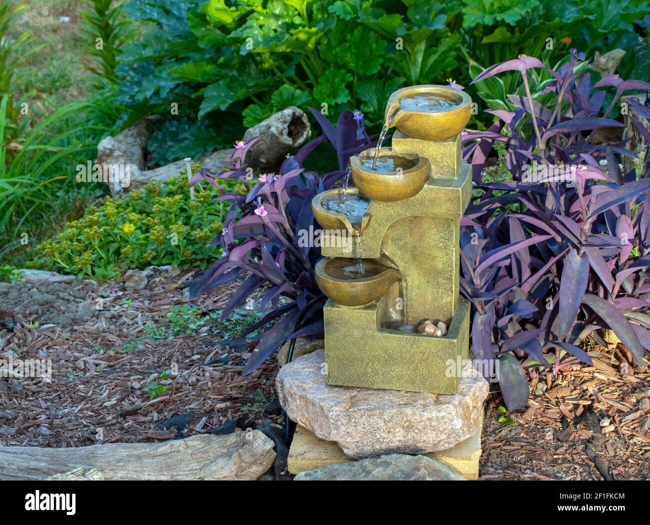 Kleiner gartenbrunnen Stockfotos und -bilder Kaufen - Alamy