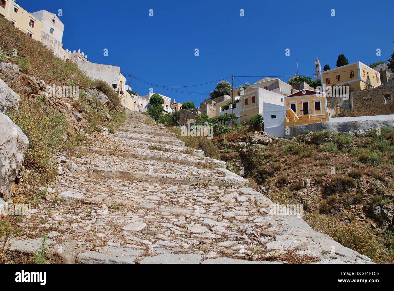 Die Kataraktis-Eselspur in Chorio auf der griechischen Insel Symi. Die ...