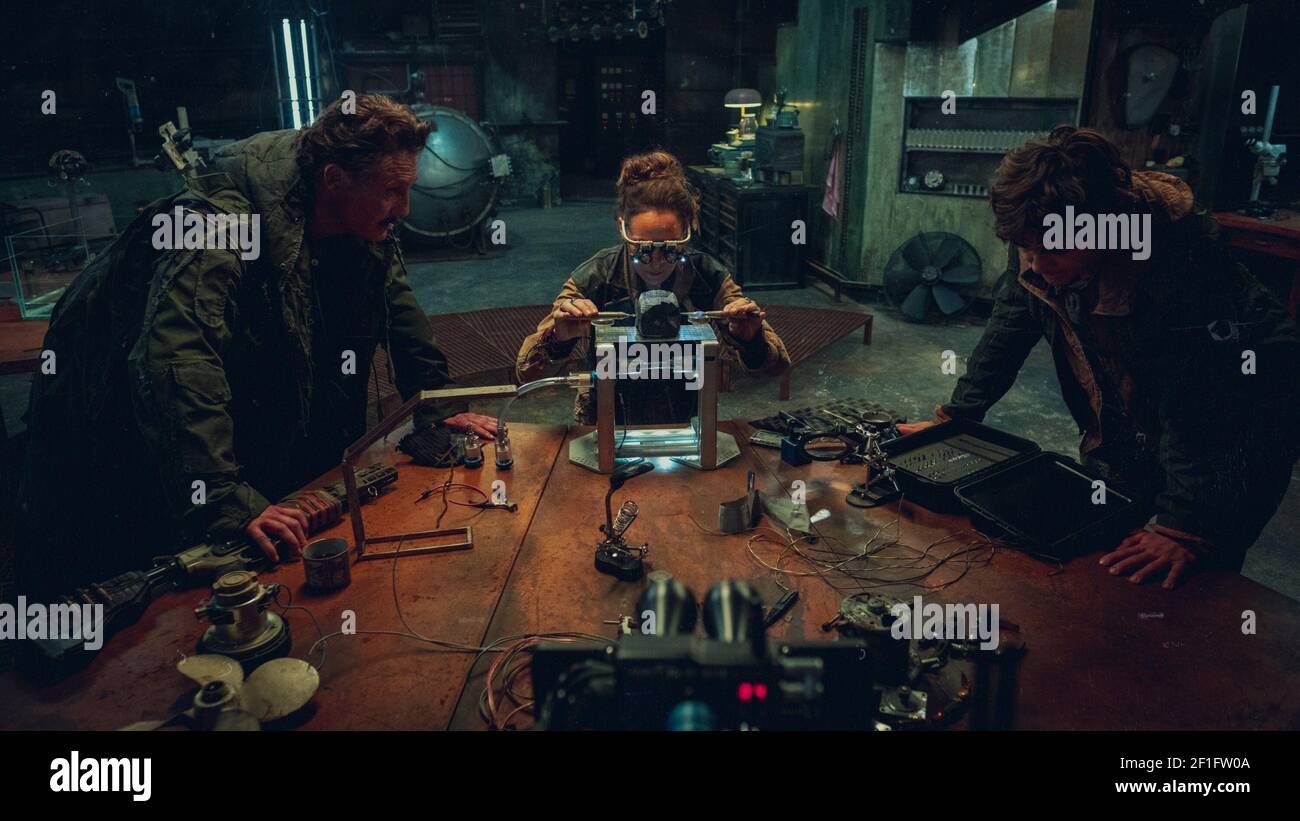 TRIBES OF Europa von links: Oliver Masucci, Henriette Confurius, David ...