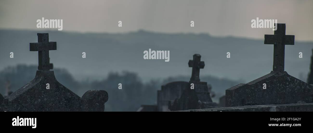 Silhouetten von kreuzen -Fotos und -Bildmaterial in hoher Auflösung – Alamy