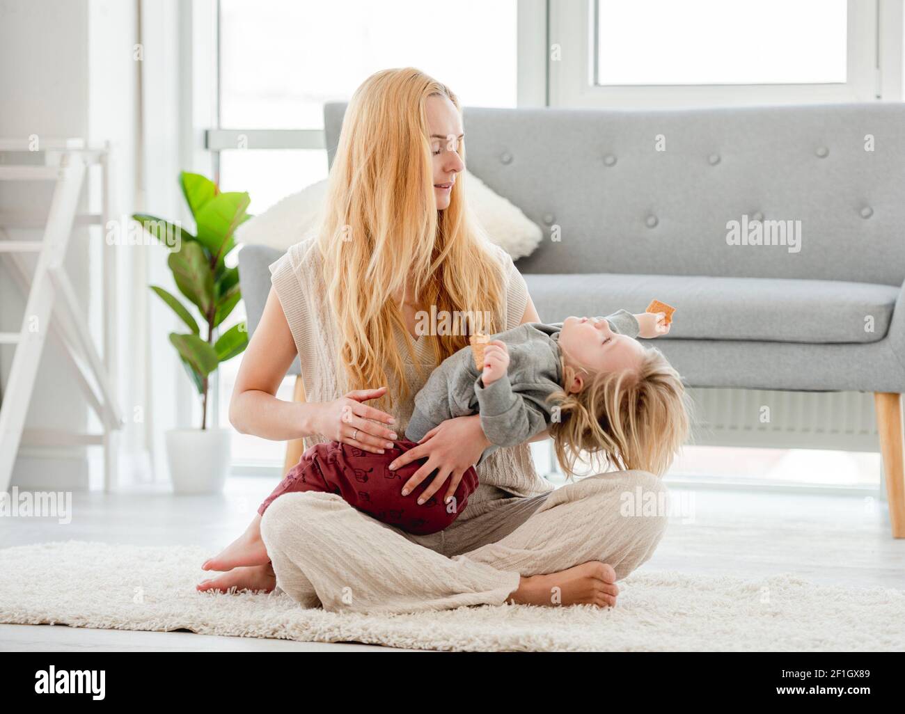 Mutter und schlafendes kind -Fotos und -Bildmaterial in hoher Auflösung ...