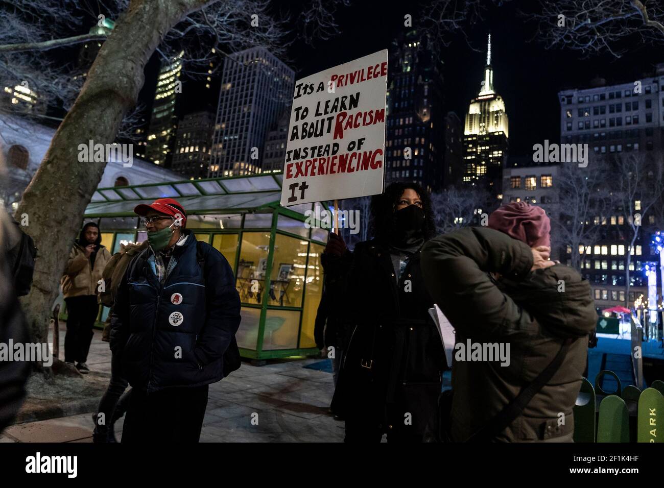 Demonstranten sammeln und marschieren im Bryant Park in New York am 8 ...