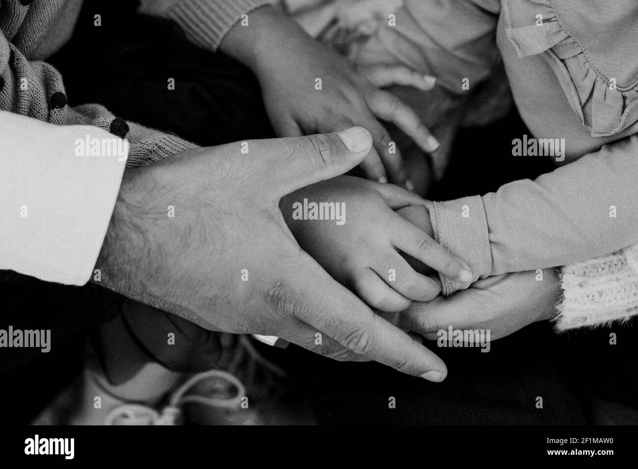 Adult hands hold childs hand -Fotos und -Bildmaterial in hoher ...