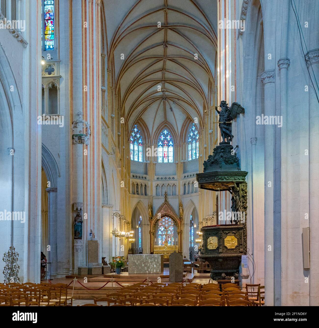 Innenansicht der Kathedrale von Saint Corentin, Quimper in der Bretagne ...