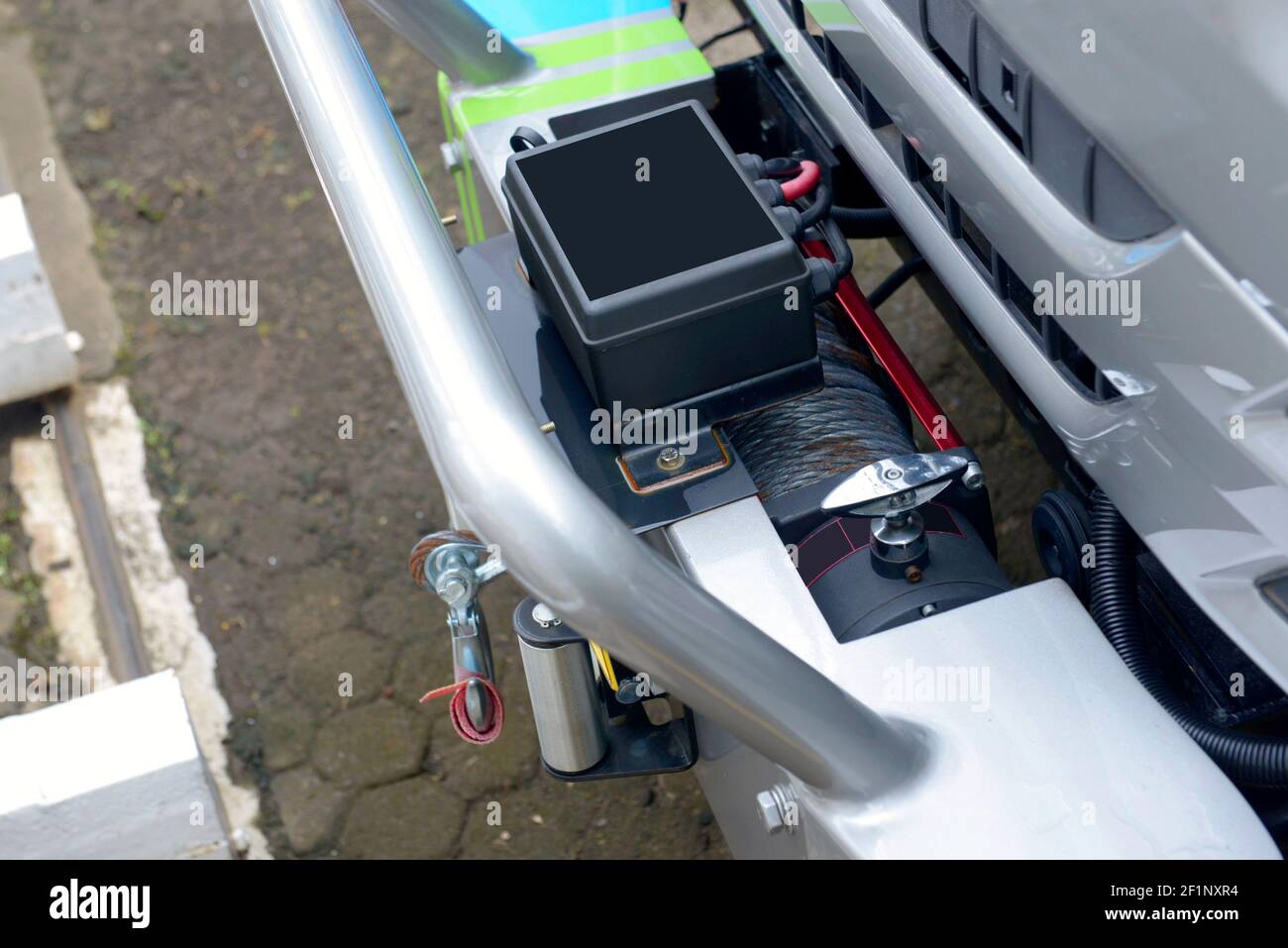 Elektrische Seilwinde aus Stahl im Abschleppwagen Stockfotografie - Alamy
