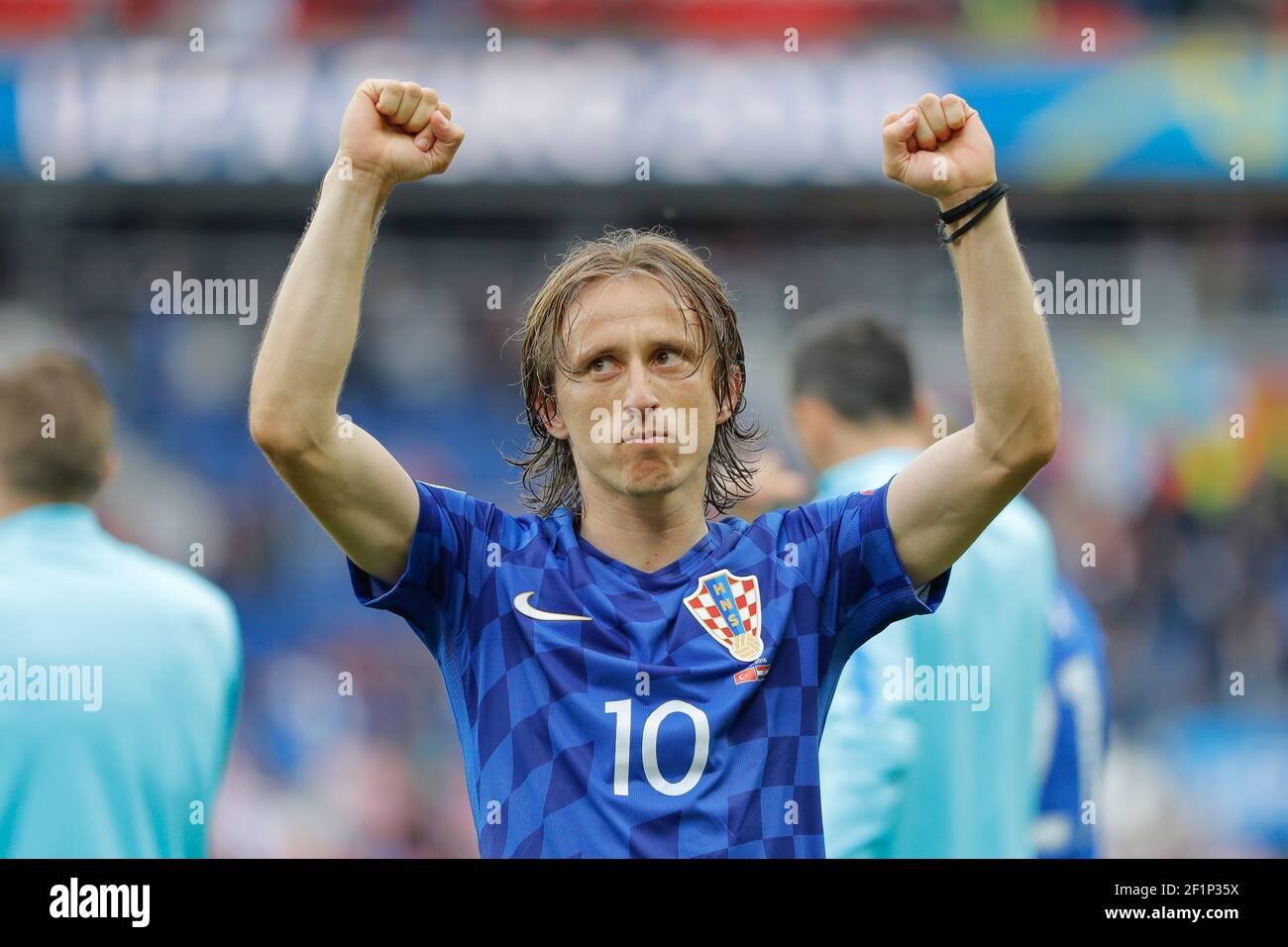 Luka Modric (CRO) feierte den Sieg und grüßt die Fans während der UEFA ...