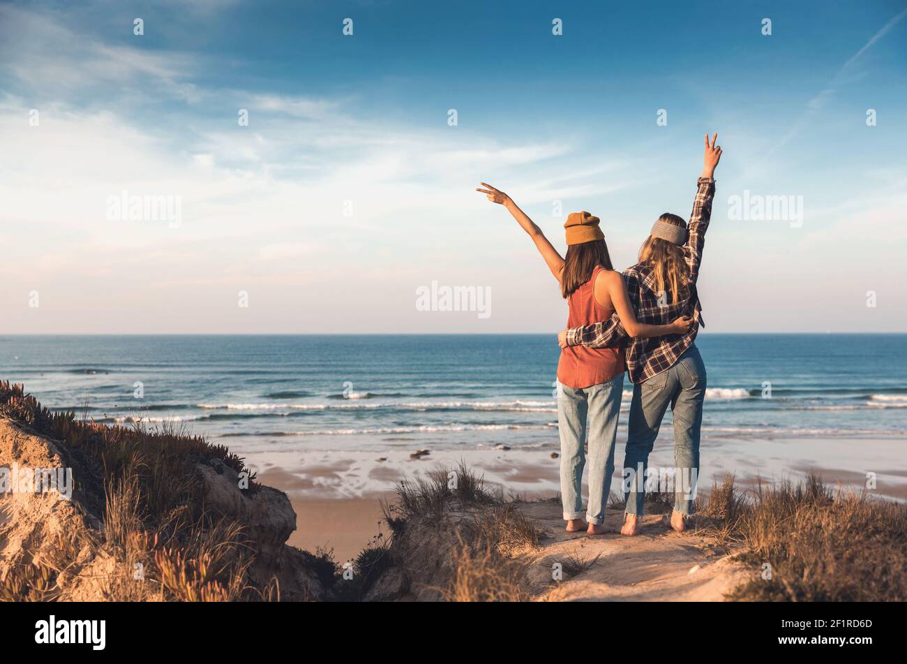 Freundschaft am strand -Fotos und -Bildmaterial in hoher Auflösung – Alamy