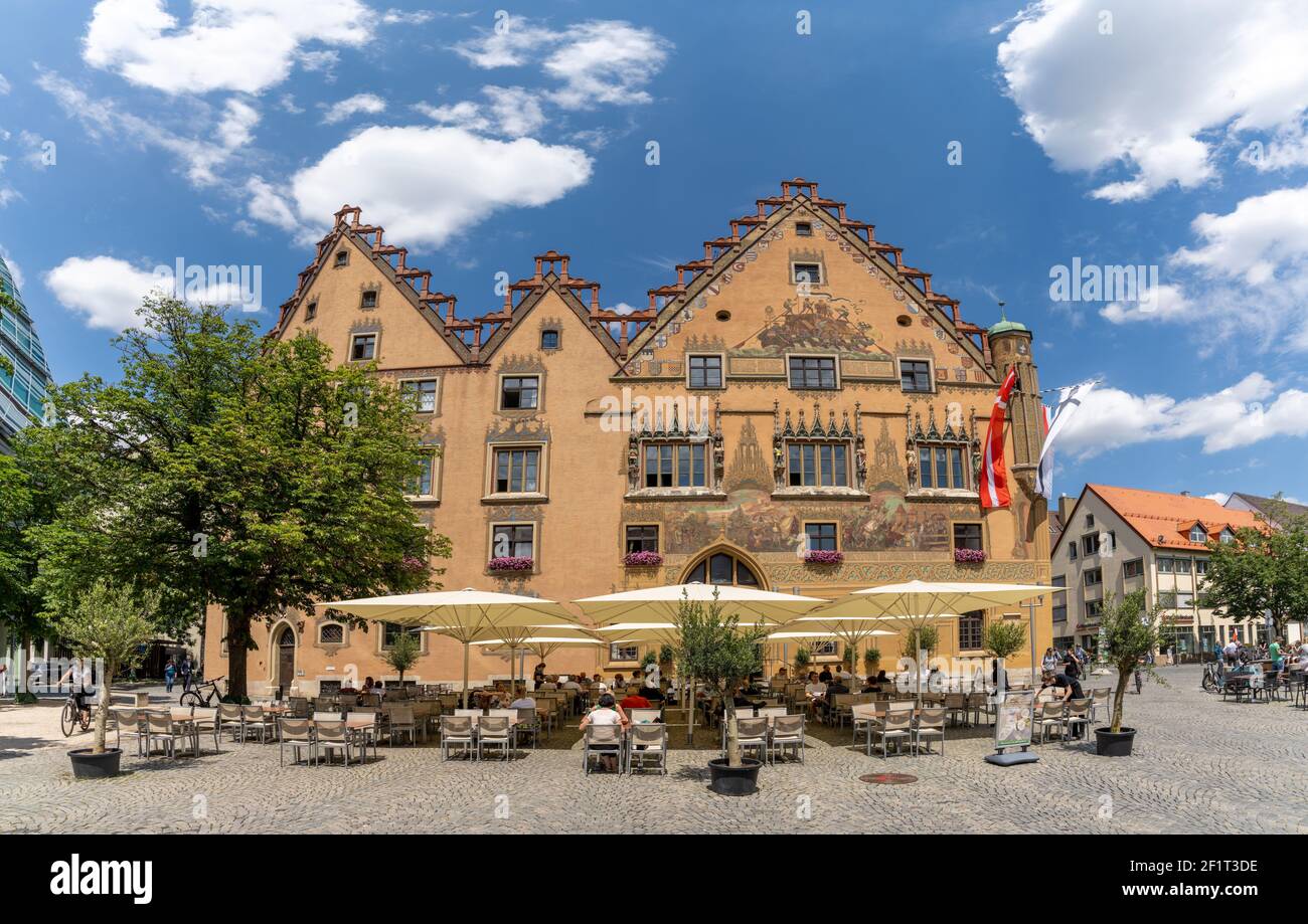 Das historische Rathaus im Stadtzentrum von Ulm mit vielen Leuten, die ...