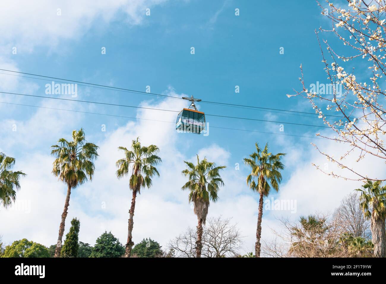 Standseilbahn-Kabine auf der Seilbahn auf einem Hintergrund der blaue ...