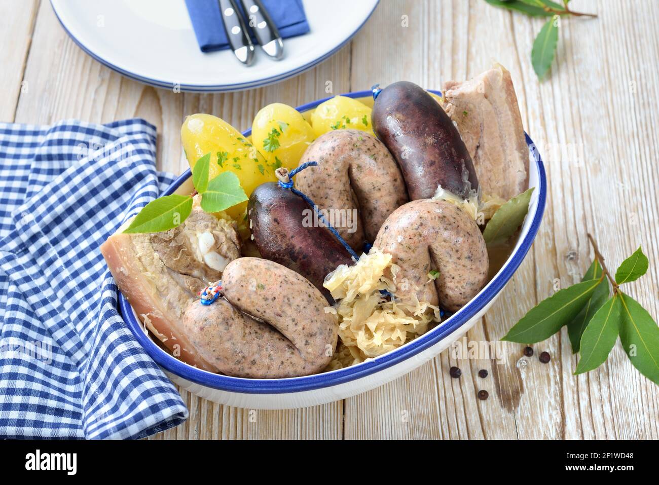 Bayerische Fleisch- und Wurstplatte mit frischem Schwarzpudding und ...