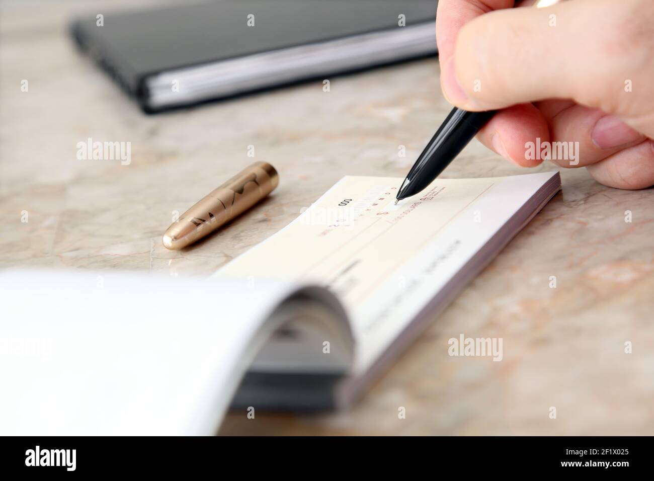 Pay cheque -Fotos und -Bildmaterial in hoher Auflösung – Alamy