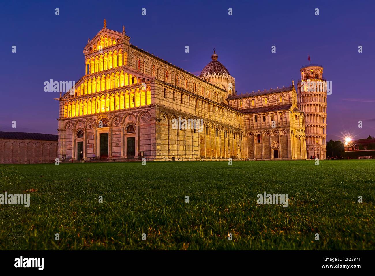 Schiefer Turm Von Pisa Tourist Stockfotos und -bilder Kaufen - Alamy