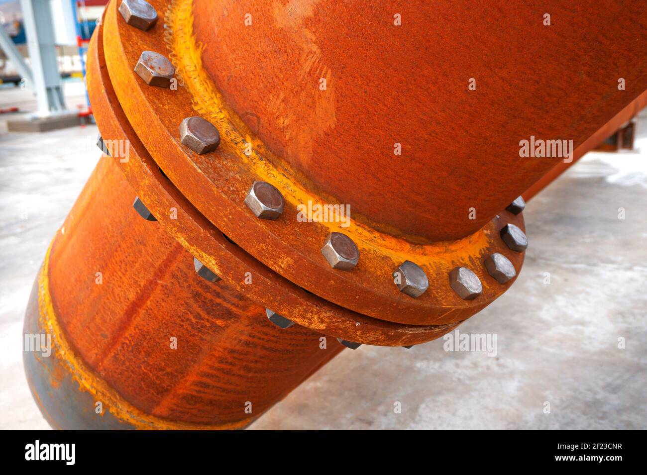 Rostiges großes Metallrohr mit Schraubverbindung Stockfotografie - Alamy