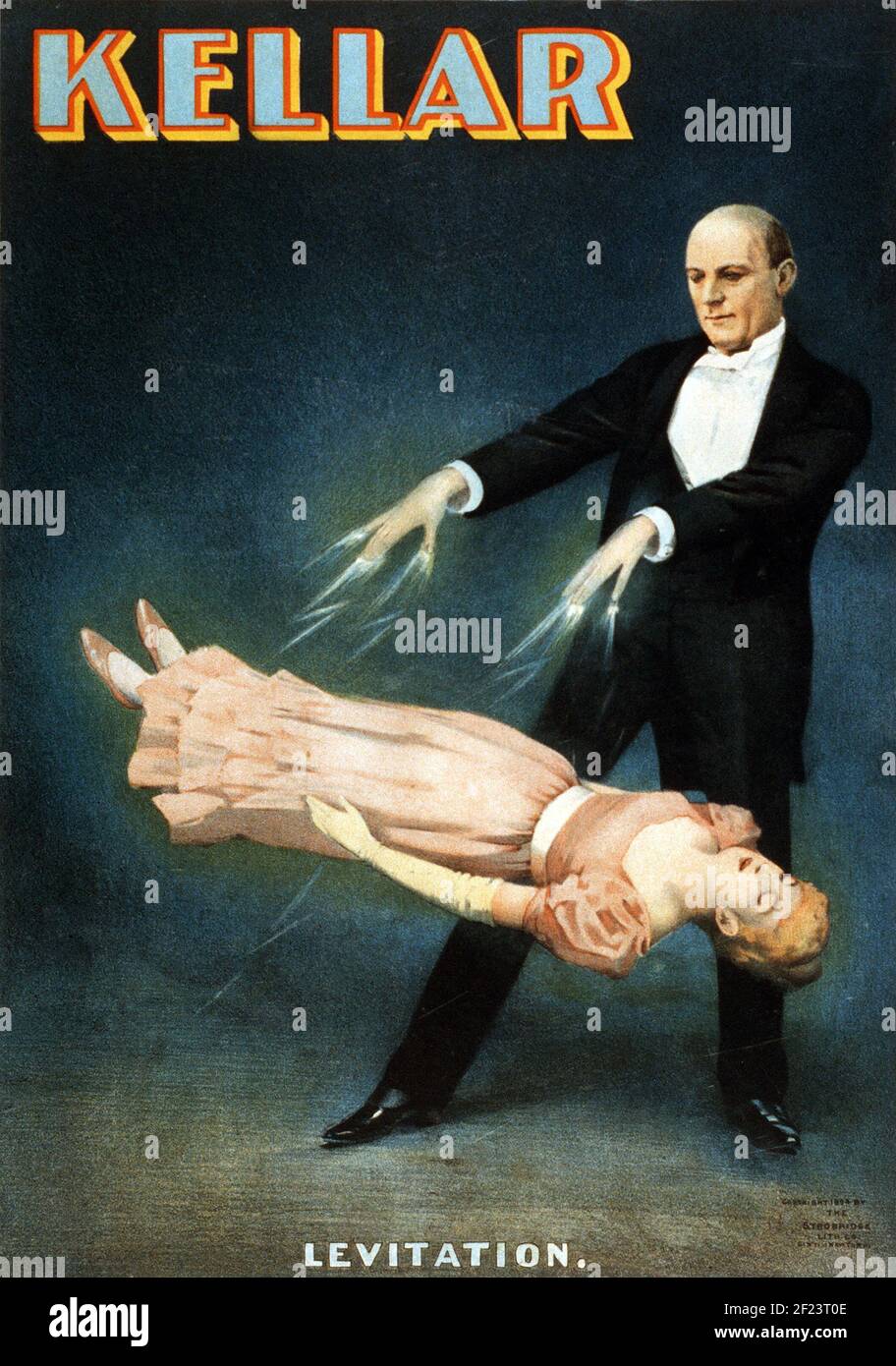 Levitating woman trick -Fotos und -Bildmaterial in hoher Auflösung – Alamy