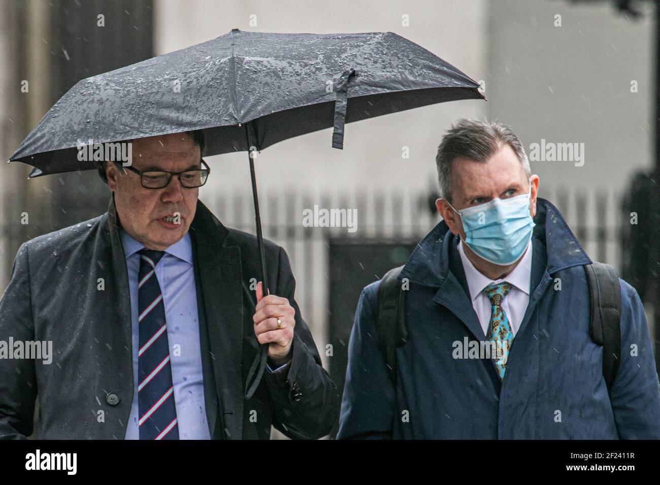 Von links nach rechts jeffrey donaldson mp -Fotos und -Bildmaterial in ...