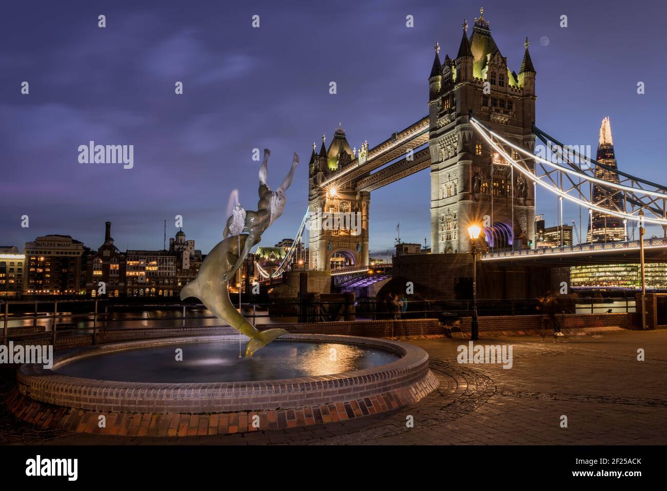 Die wunderschöne Statue eines 'Girl with a Dolphin', von David Wynne ...
