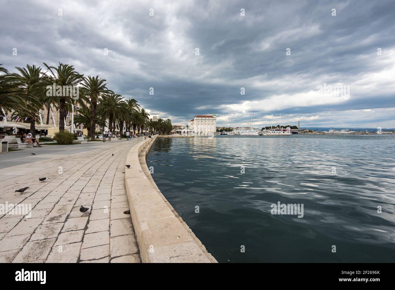 Splitska Riva Promenade mit Palmen zwischen dem Hafen und Diokletian ...