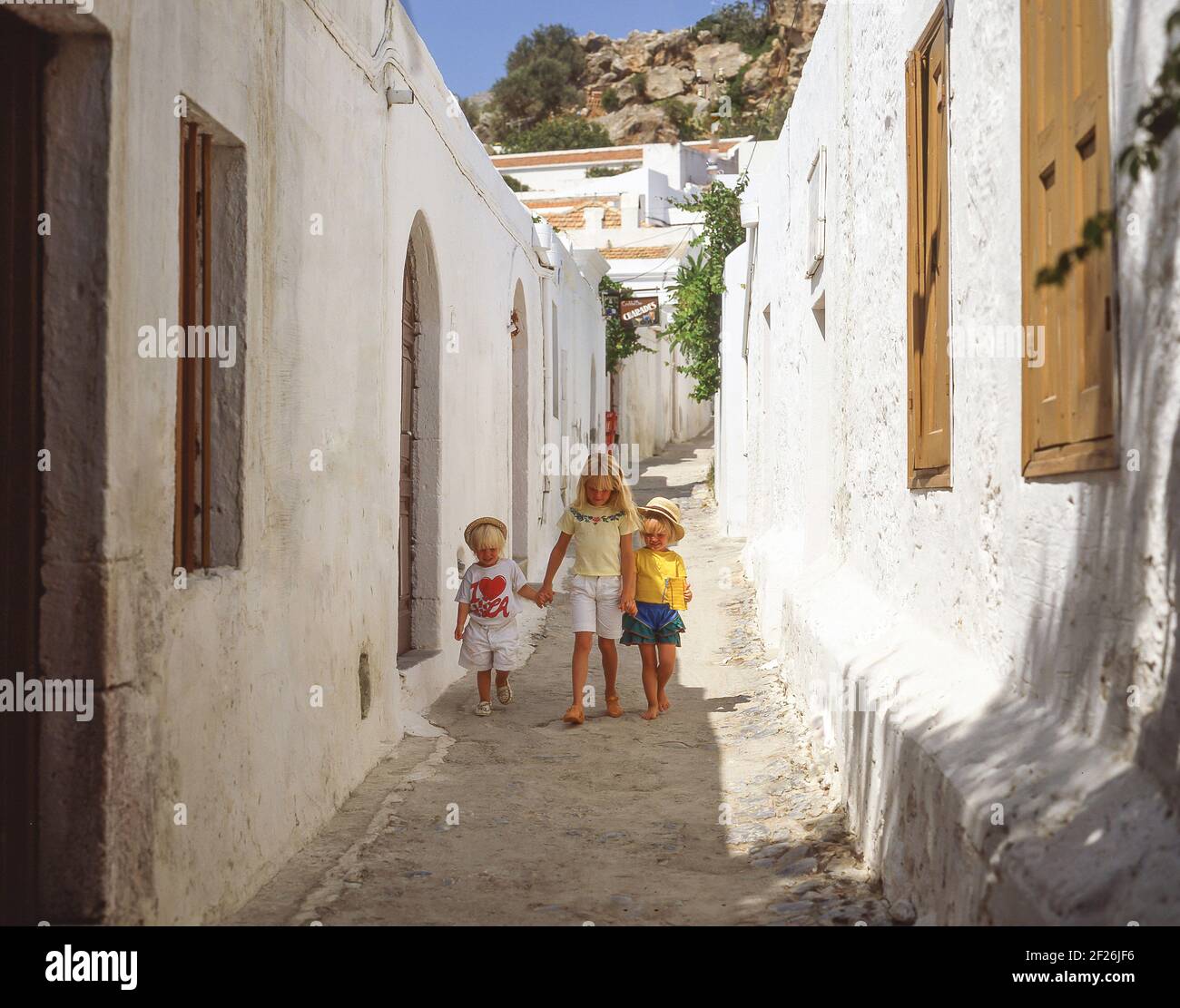Greece beach kids -Fotos und -Bildmaterial in hoher Auflösung – Alamy