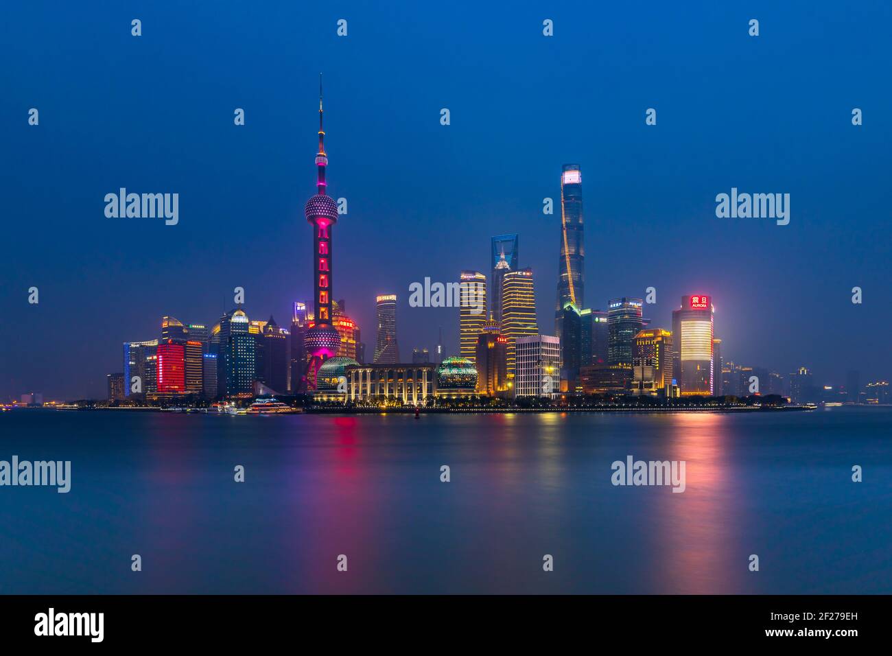 Shanghai skyline night led -Fotos und -Bildmaterial in hoher Auflösung ...