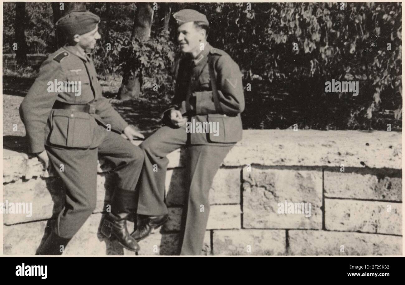 Zwei Mitglieder der Wehrmacht.twee Mitglieder der Wehrmacht sind auf ...