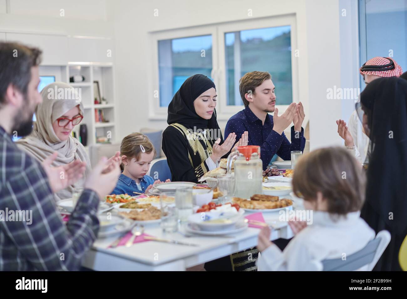 Fastenbrechen familienessen -Fotos und -Bildmaterial in hoher Auflösung – Alamy
