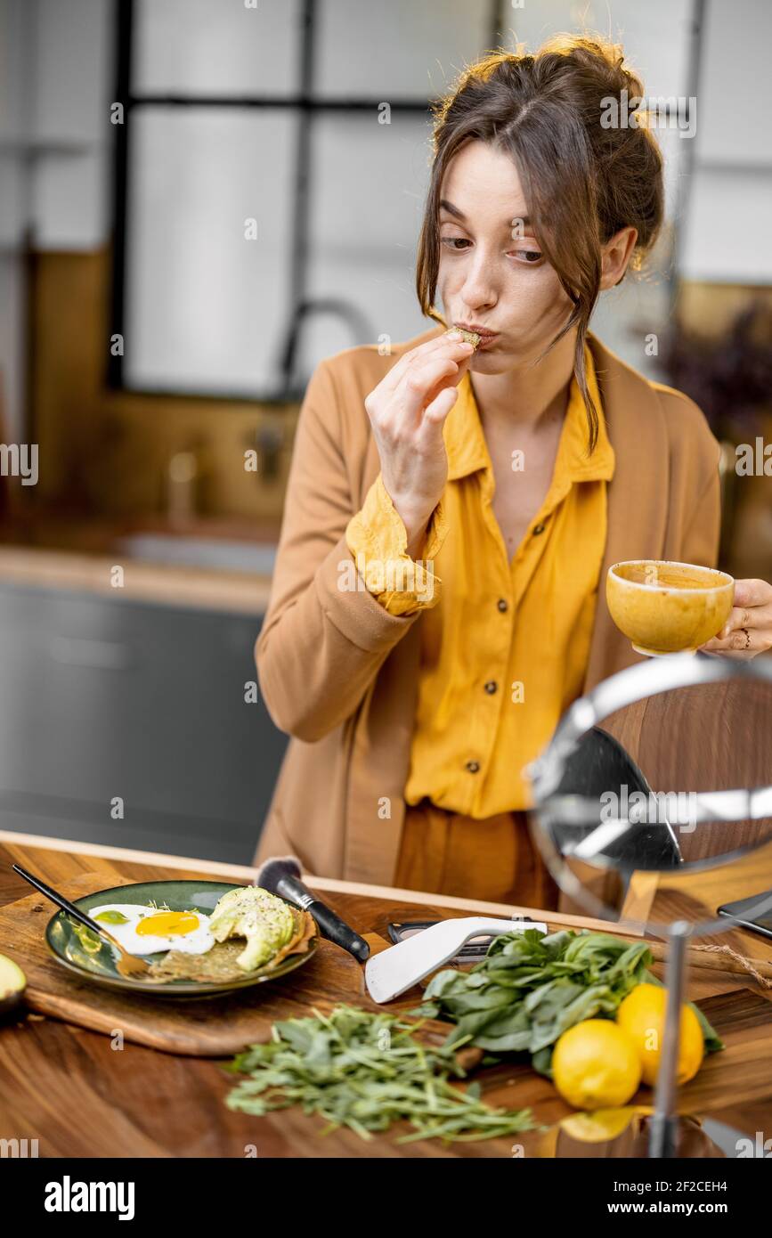 Junge eile -Fotos und -Bildmaterial in hoher Auflösung – Alamy