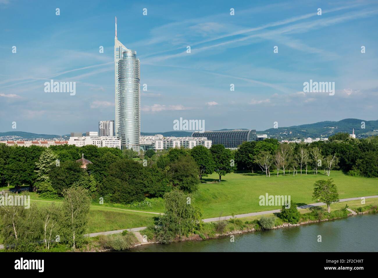 Handelskai jahrtausendturm -Fotos und -Bildmaterial in hoher Auflösung ...