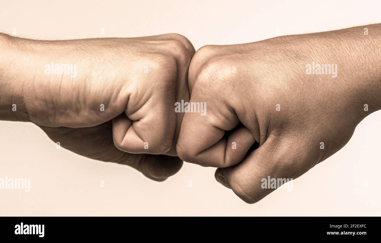 Hände von Menschen Faust Bump Team Teamarbeit, Erfolg. Menschen stoßen ...