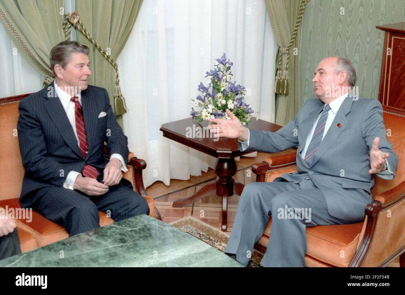 Mikhail gorbachev ronald reagan -Fotos und -Bildmaterial in hoher ...
