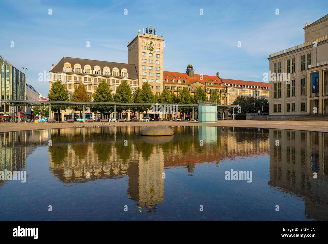 Oper und krochhochhaus -Fotos und -Bildmaterial in hoher Auflösung – Alamy