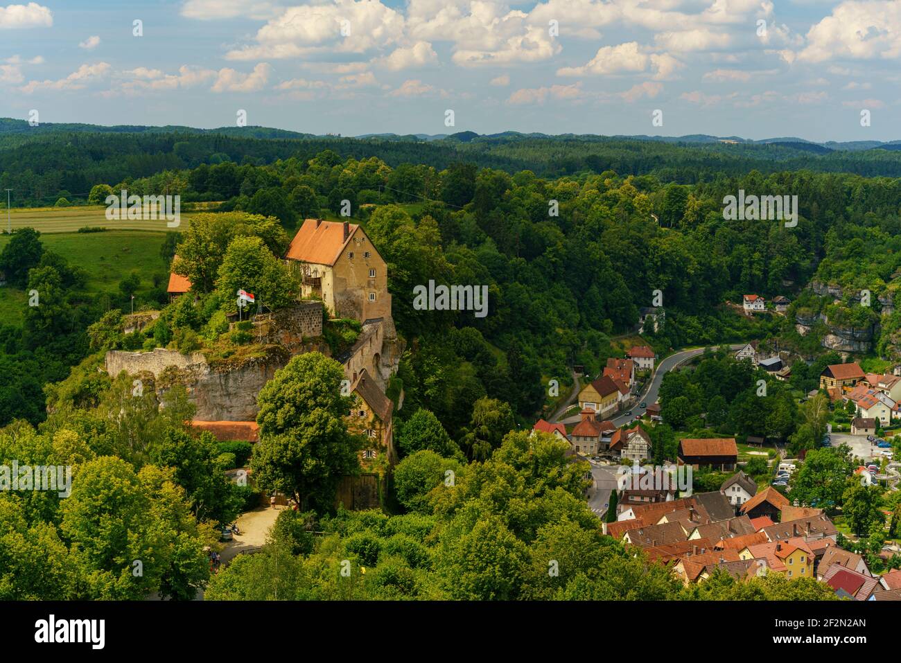 Schloss und stadt pottenstein -Fotos und -Bildmaterial in hoher ...