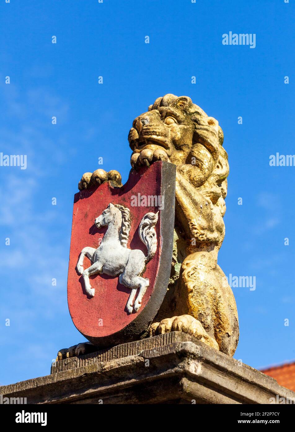Löwe mit niedersächsischem Wappen am Brunnen am Großen Plan, Altstadt ...