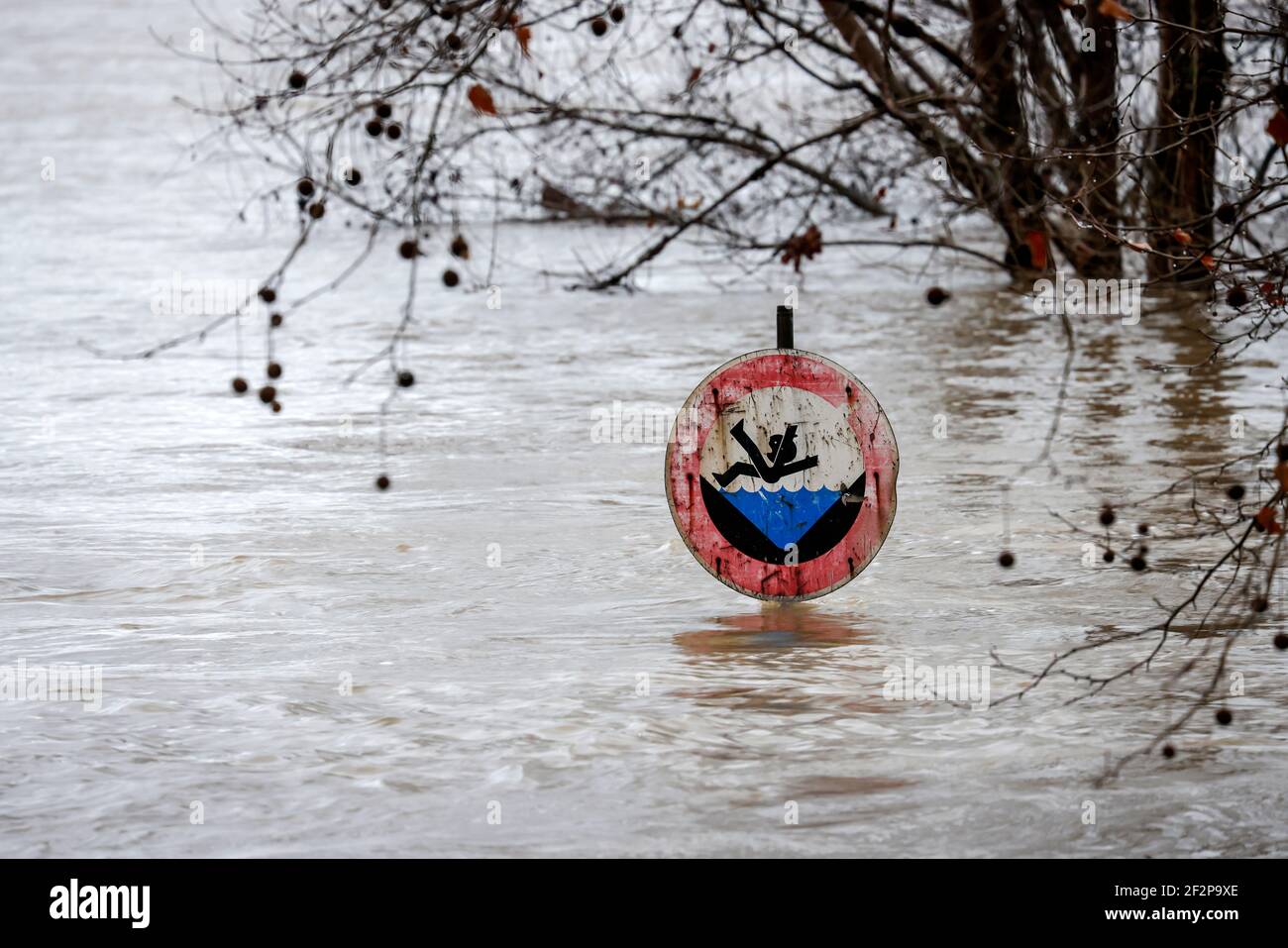 Duisburg, Nordrhein-Westfalen, Deutschland - Hochwasser am Rhein, die ...