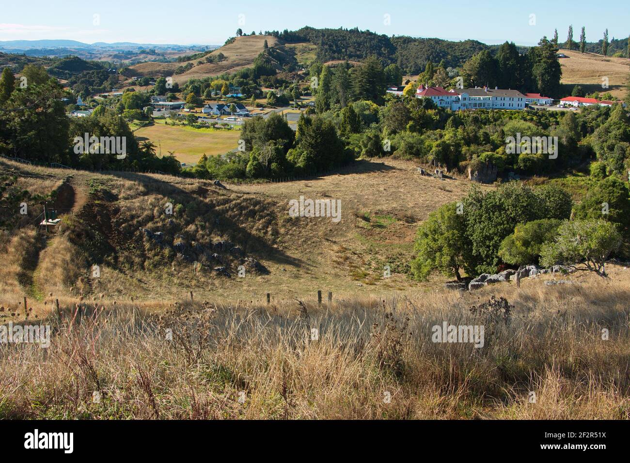 Blick auf Waitomo vom Waitomo Lookout Point in der Region Waikato Auf ...