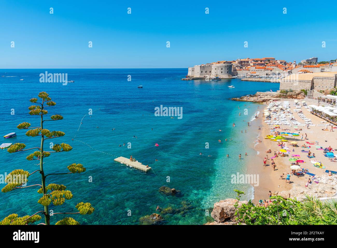 Luftaufnahme von Dubrovnik hinter einem Strand, Kroatien ...