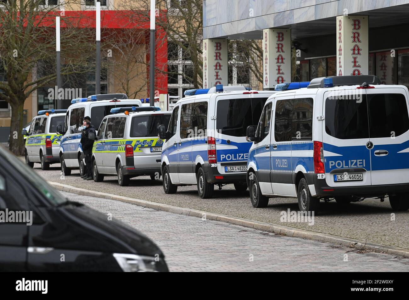 13. März 2021, Sachsen-Anhalt, Magdeburg: Polizeifahrzeuge stehen am ...