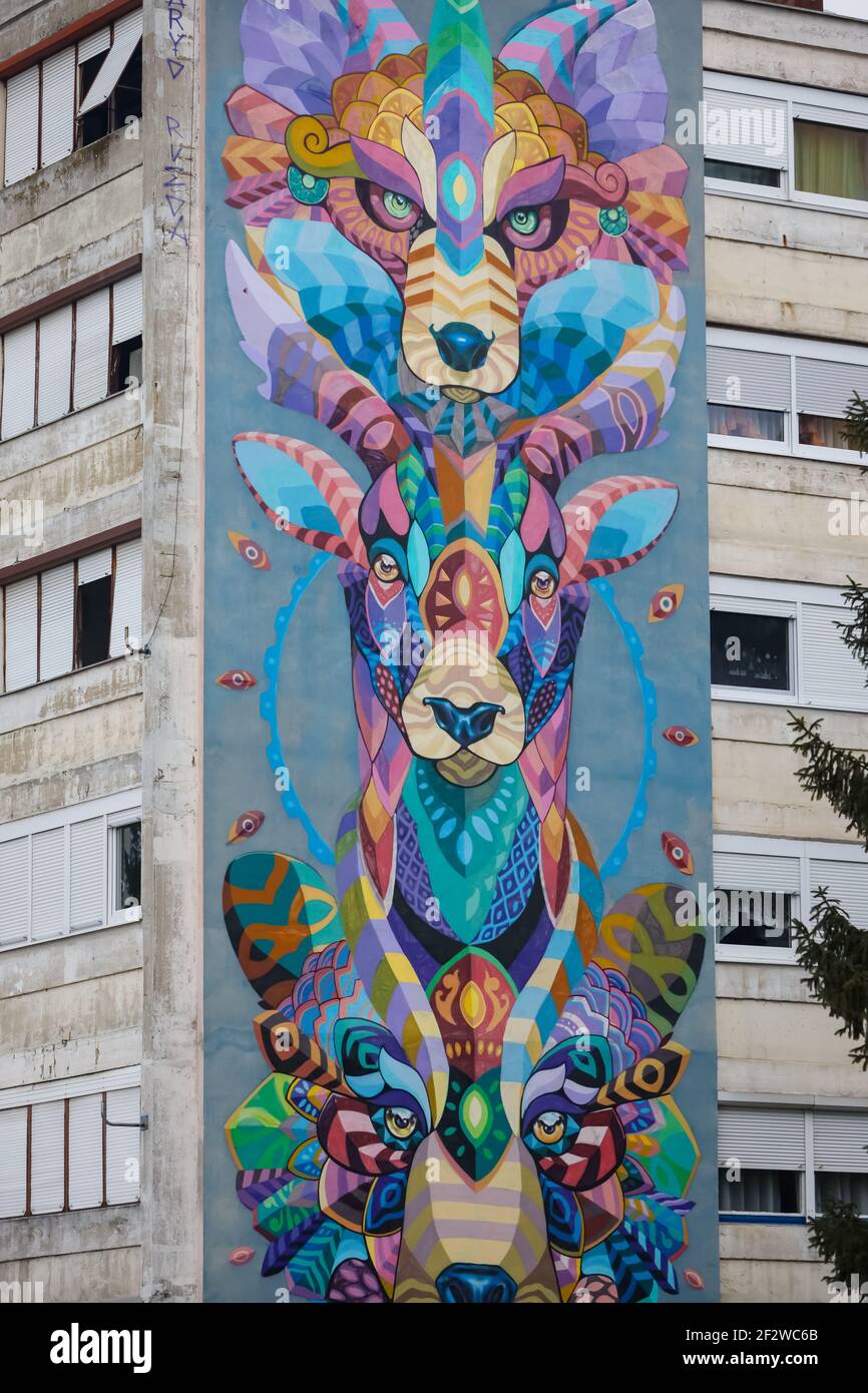 Ein Wandbild Tier namens Totem, auf einem Wohngebäude von Farid Rueda ...