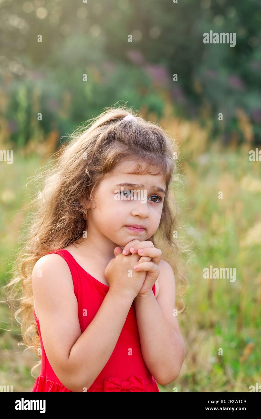 Beten kind -Fotos und -Bildmaterial in hoher Auflösung – Alamy