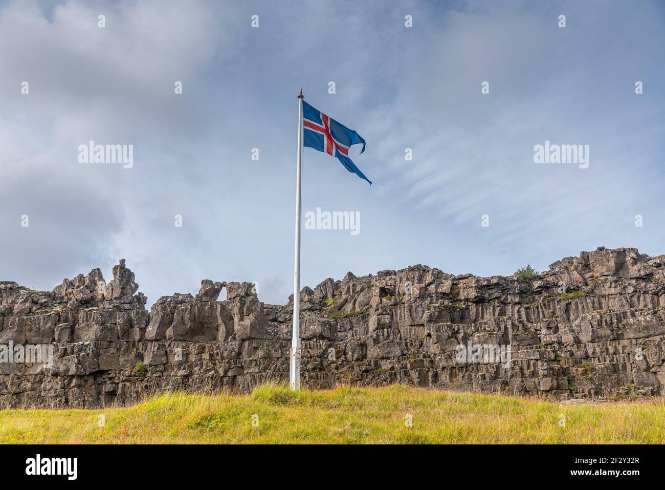 Fahnenmast mit Flagge von Island am ehemaligen Althingi-Standort bei ...