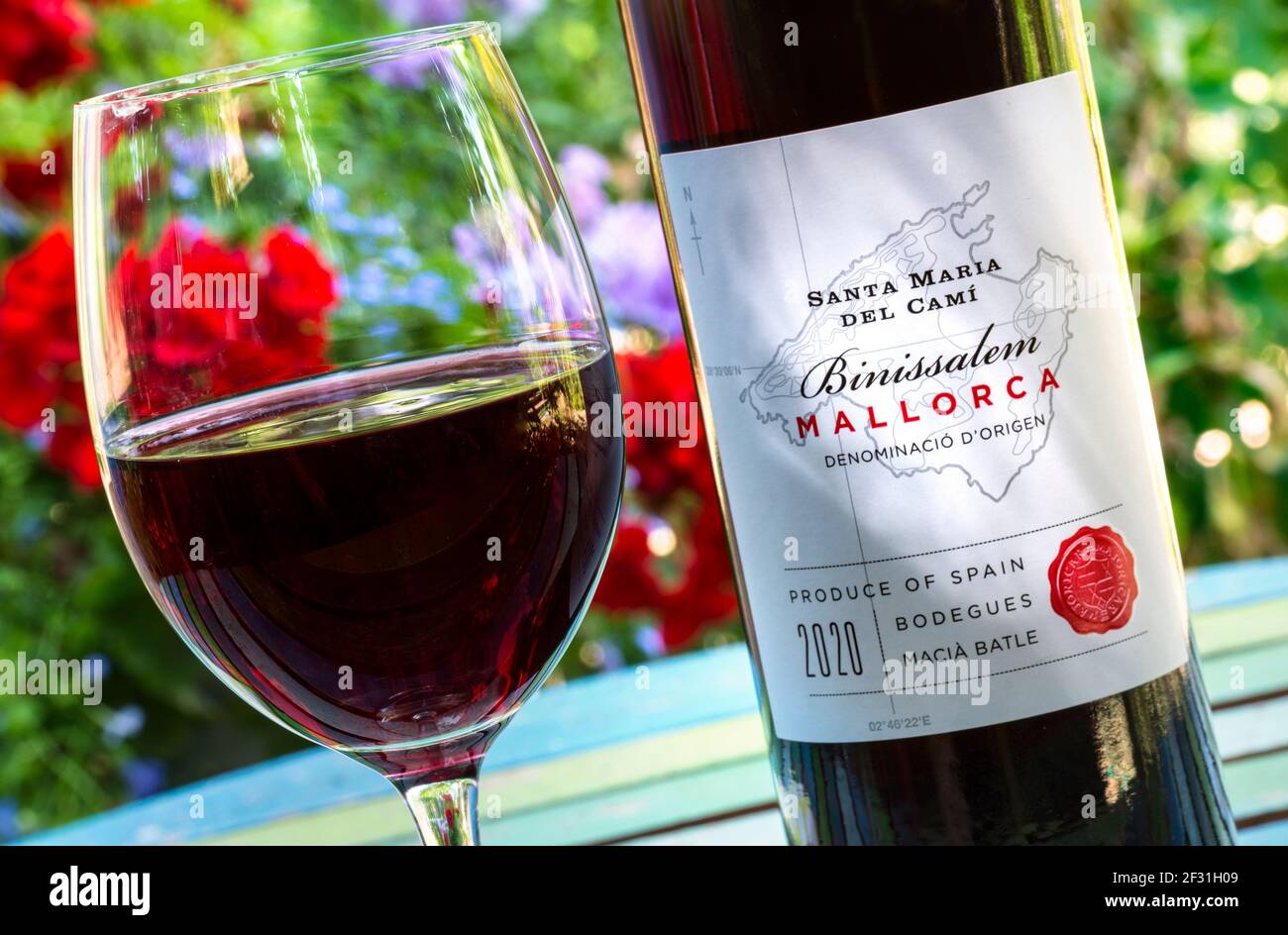 Weinflasche mit glas -Fotos und -Bildmaterial in hoher Auflösung – Alamy