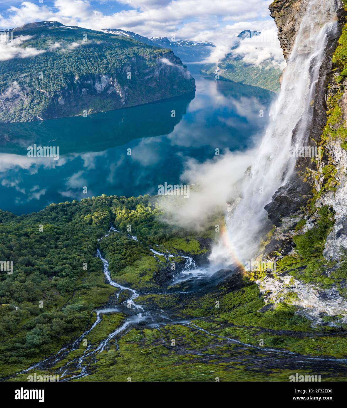 Wasserfall Gjerdefossen, am Aussichtspunkt Ornesvingen, Geirangerfjord ...