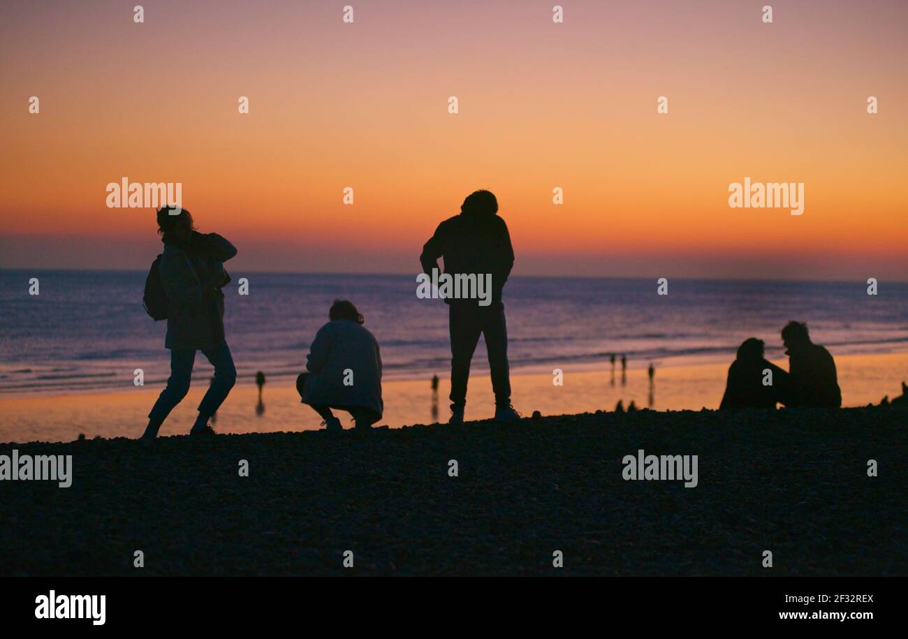 Silhouetten von menschen sitzen -Fotos und -Bildmaterial in hoher ...