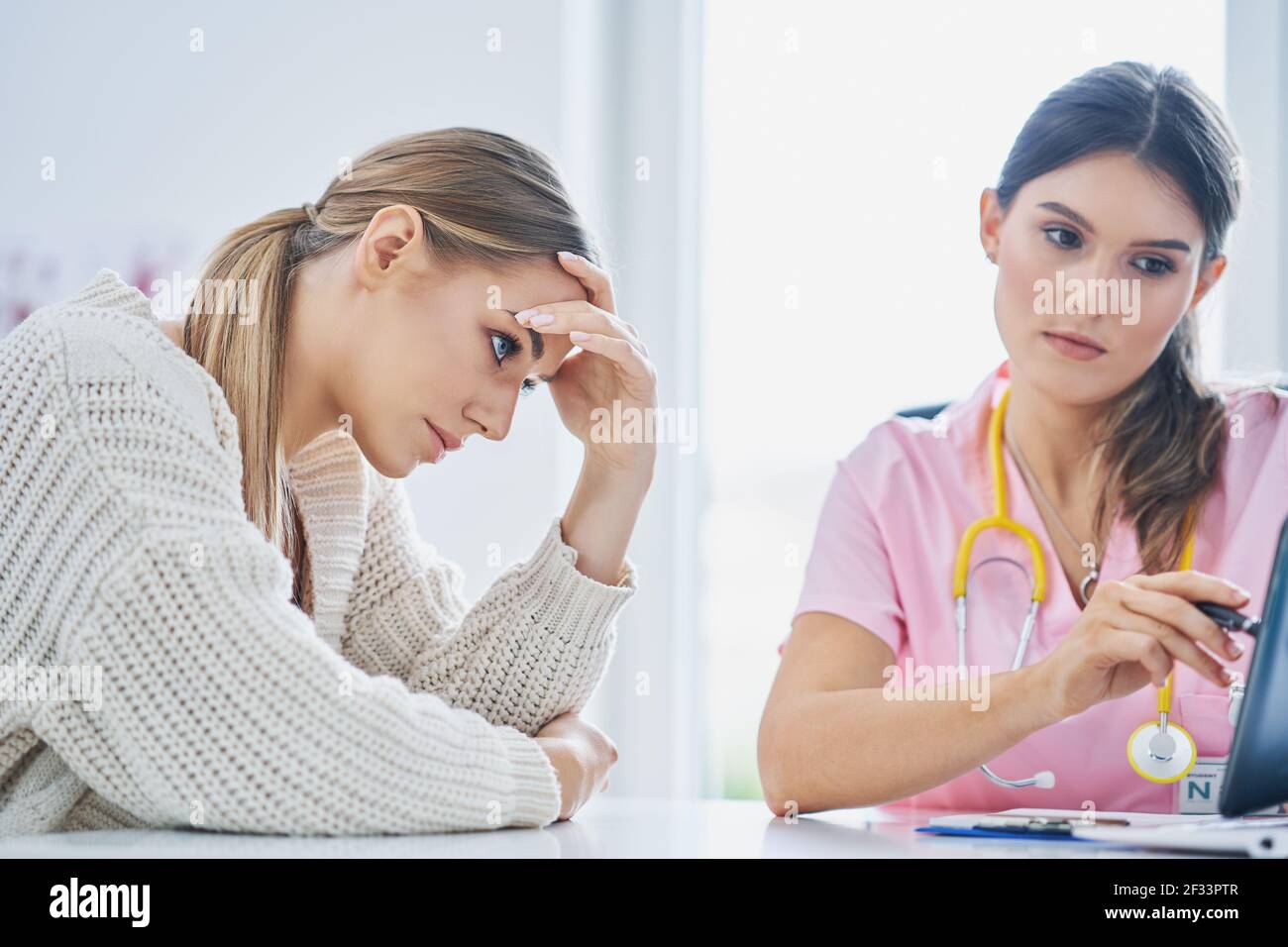 Female patient -Fotos und -Bildmaterial in hoher Auflösung – Alamy