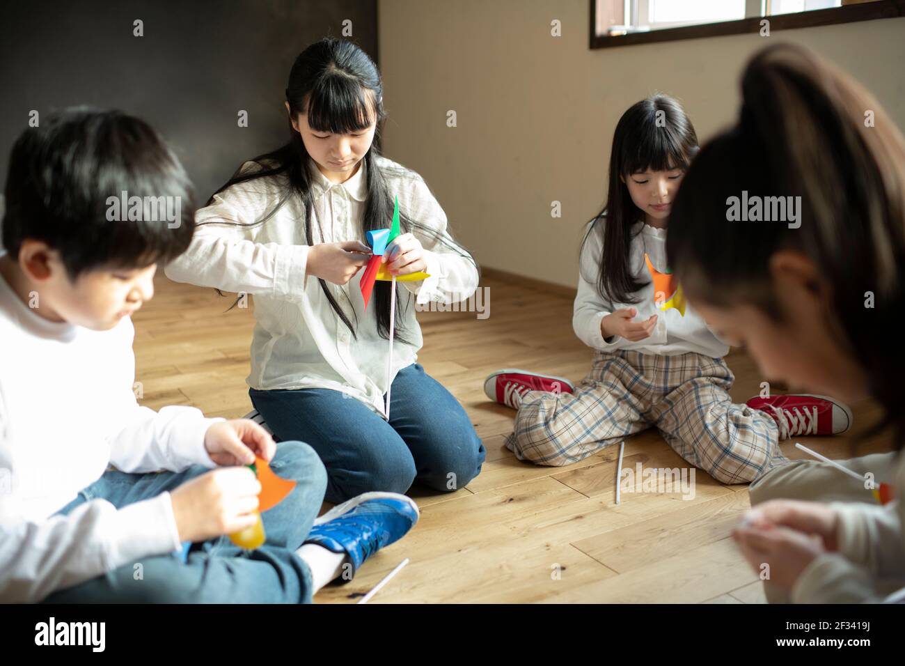 Kinder vertieft -Fotos und -Bildmaterial in hoher Auflösung – Alamy
