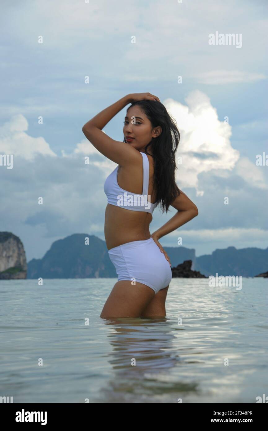Schönes schlankes model bikini -Fotos und -Bildmaterial in hoher Auflösung – Alamy