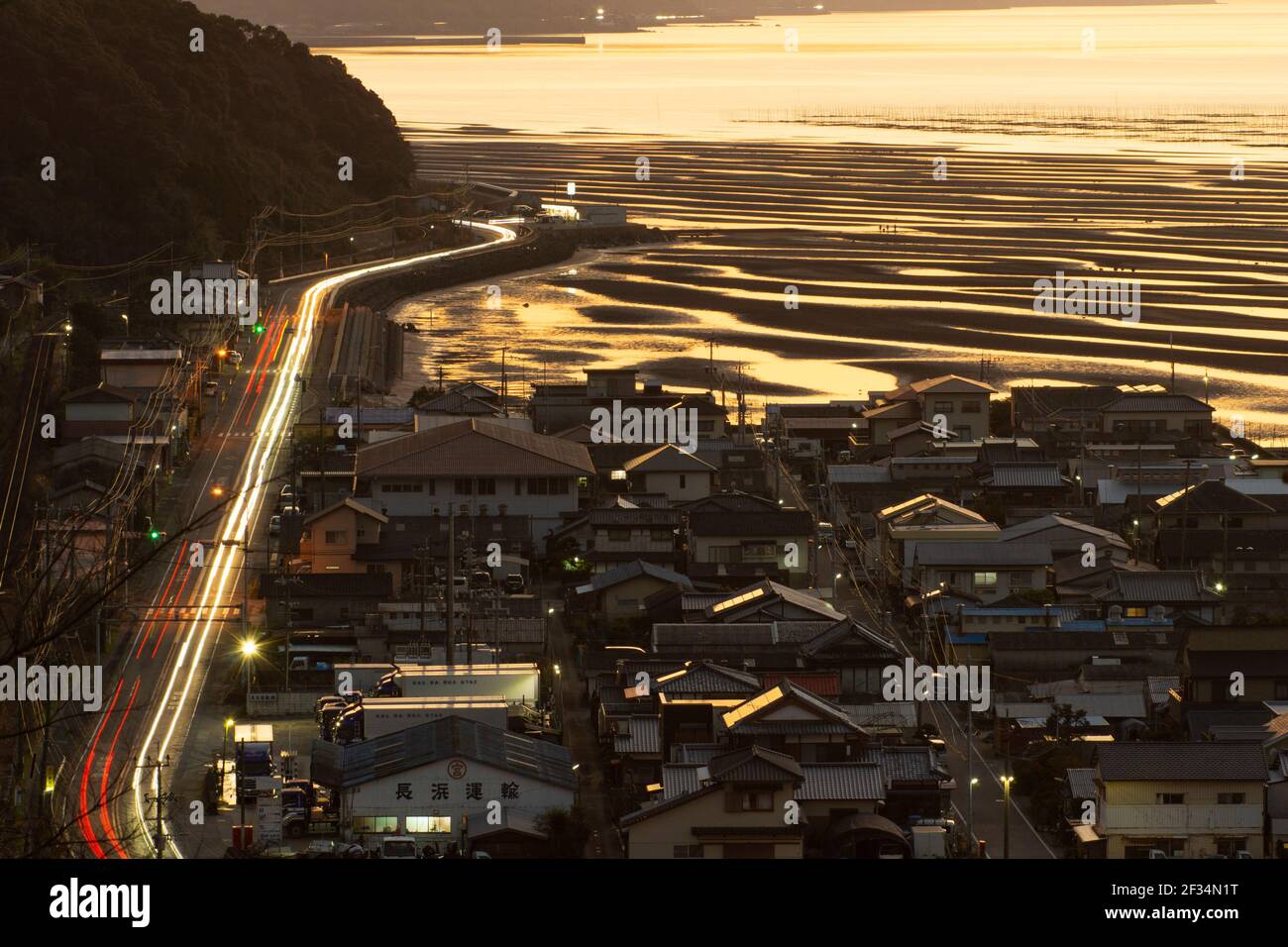 Ariake Sea und Japan National Route 57 in Dusk, Präfektur Kumamoto ...