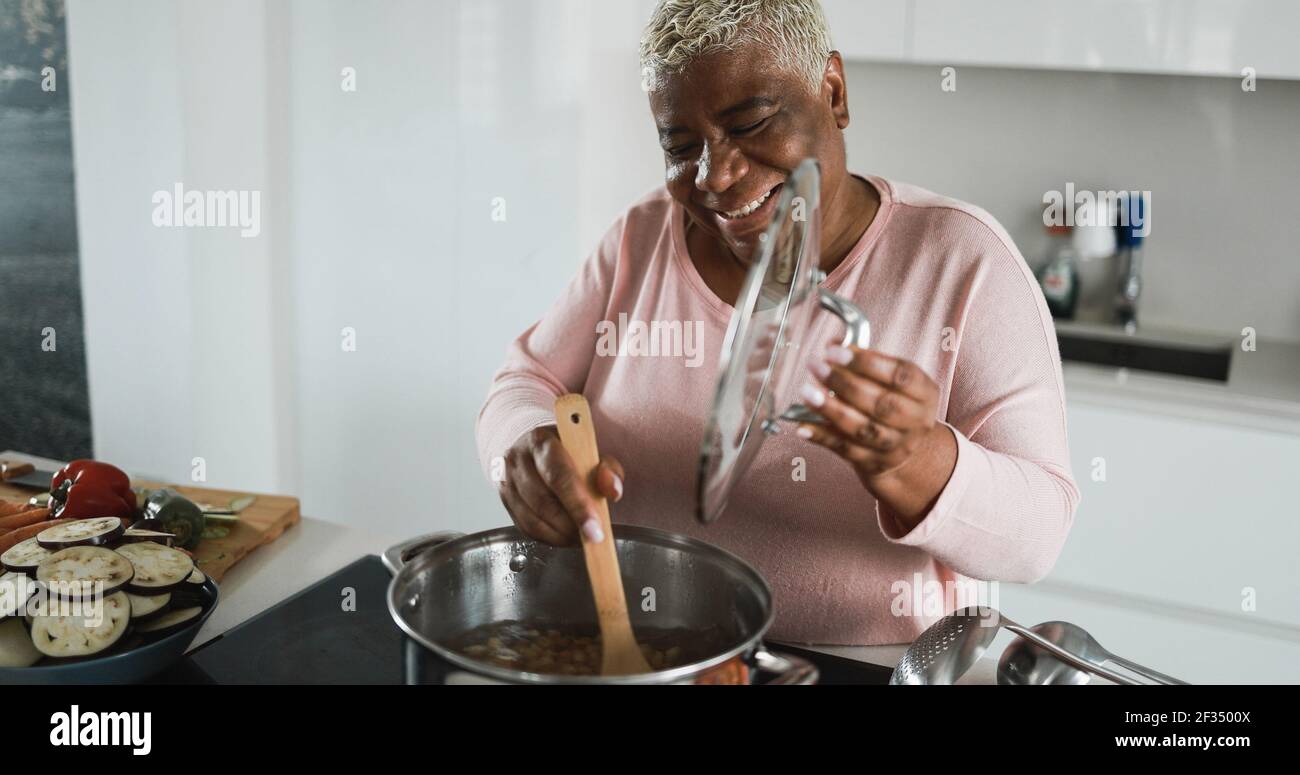 Reife kurvige frau -Fotos und -Bildmaterial in hoher Auflösung – Alamy