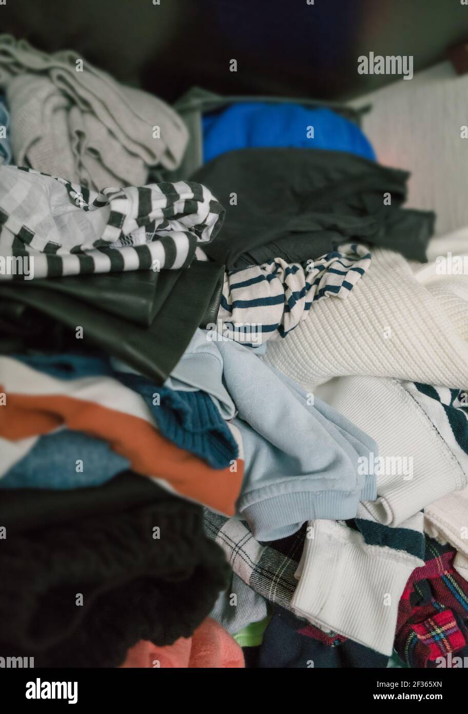 Haufen schuhe -Fotos und -Bildmaterial in hoher Auflösung - Seite 2 - Alamy